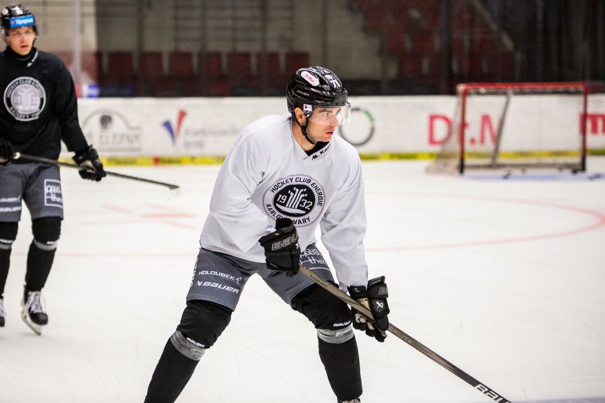 Učím se každý den, říká obránce David Moravec | HC Energie Karlovy Vary